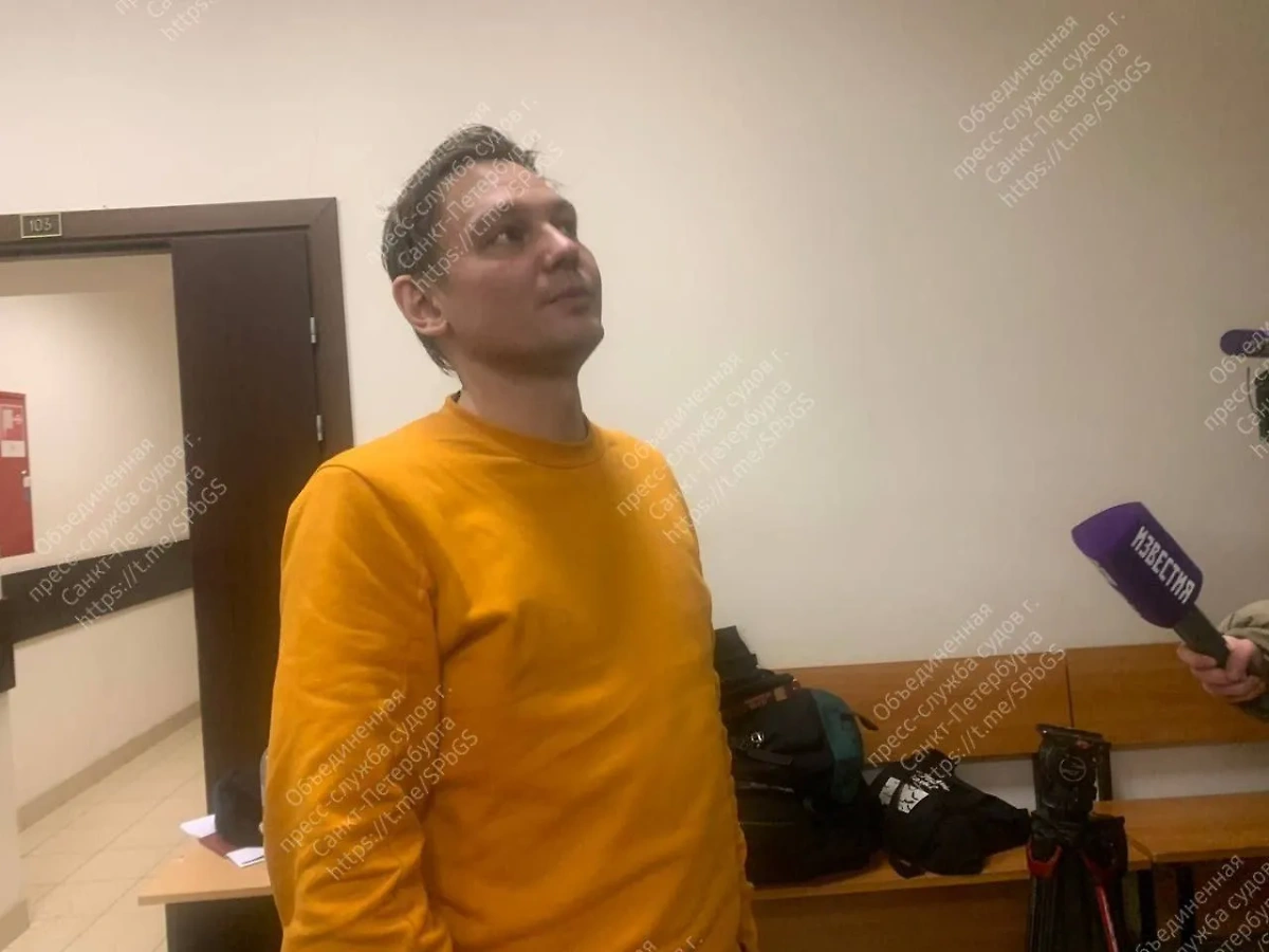 Солисту "Щенков" Тесли, выступившему в одном носке, не удалось ...