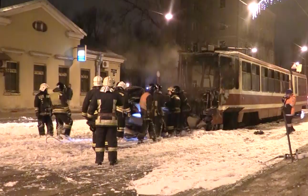 Спасатели достали тело второго погибшего из сгоревшего в Петербурге