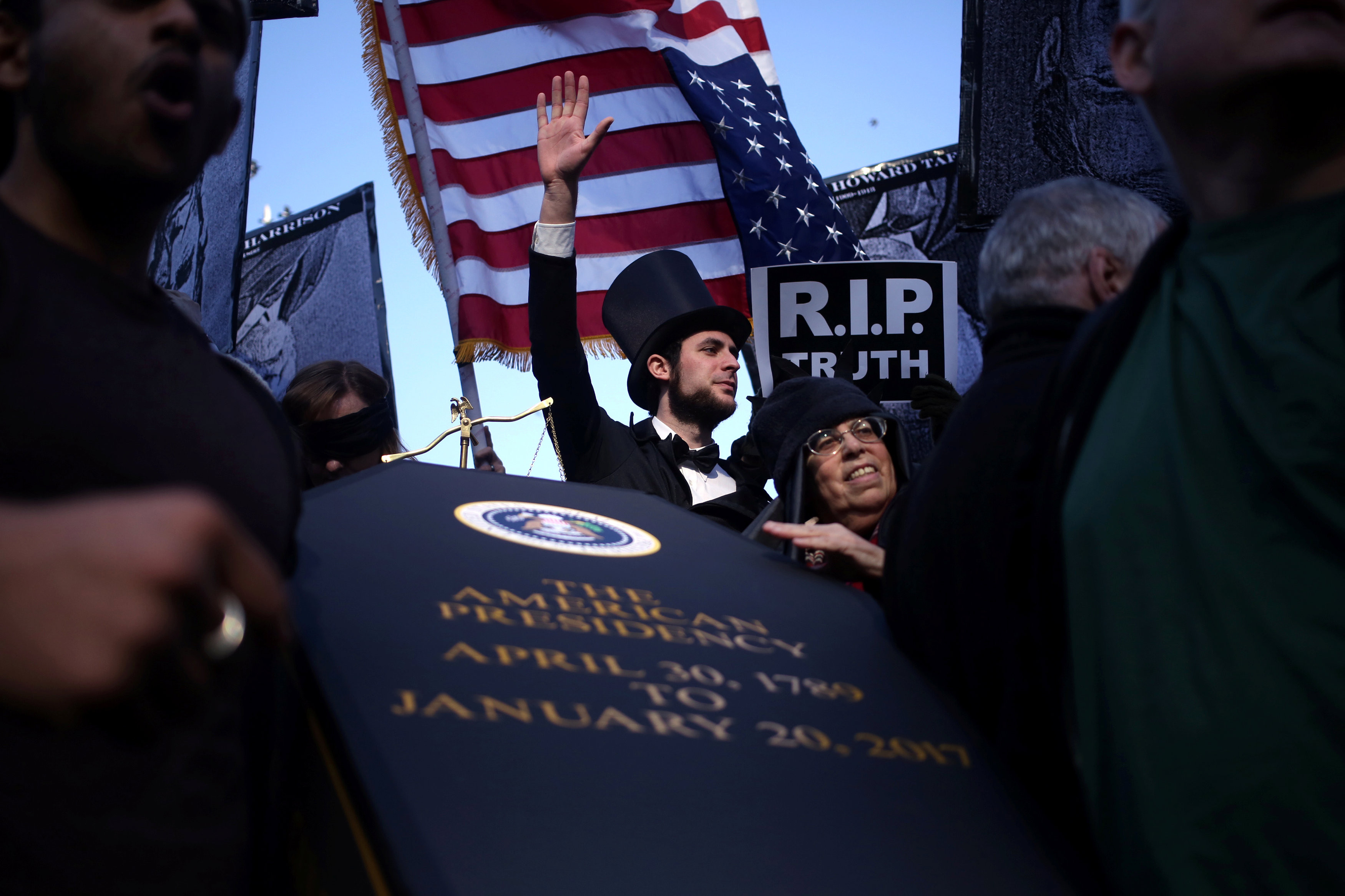 Толпа "авраамов линкольнов" в Нью-Йорке "похоронила" Трампа