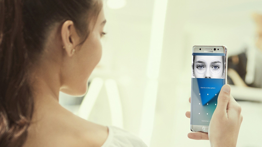 Эксперт наглядно сравнил размеры Galaxy S8 и iPhone 7